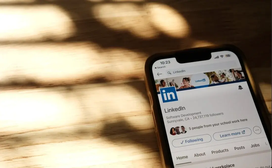 How Do I Put a Booking Link in My LinkedIn Profile?